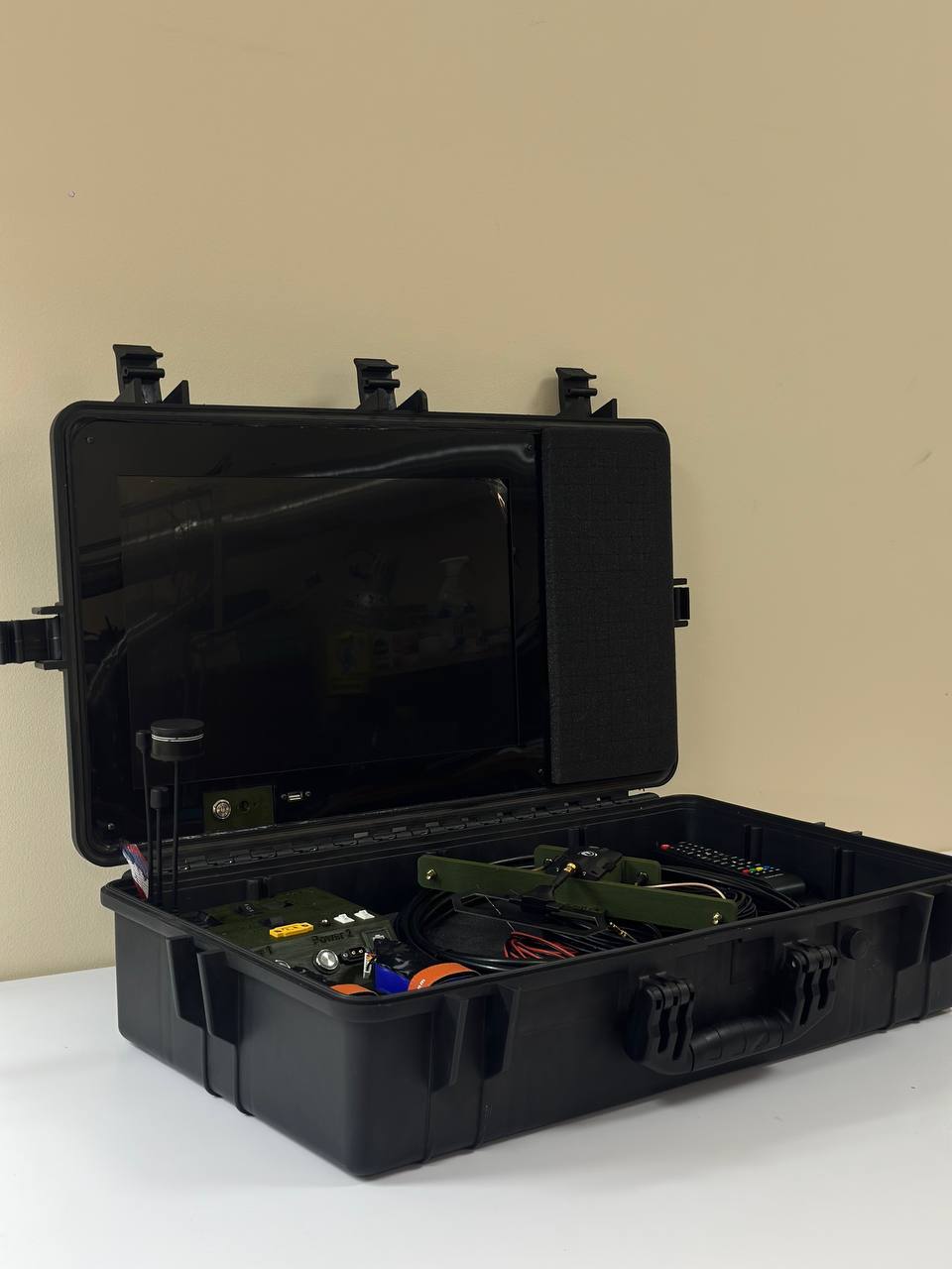 Ground control station for FPV drones. Autonomous work up to 6 hours ...