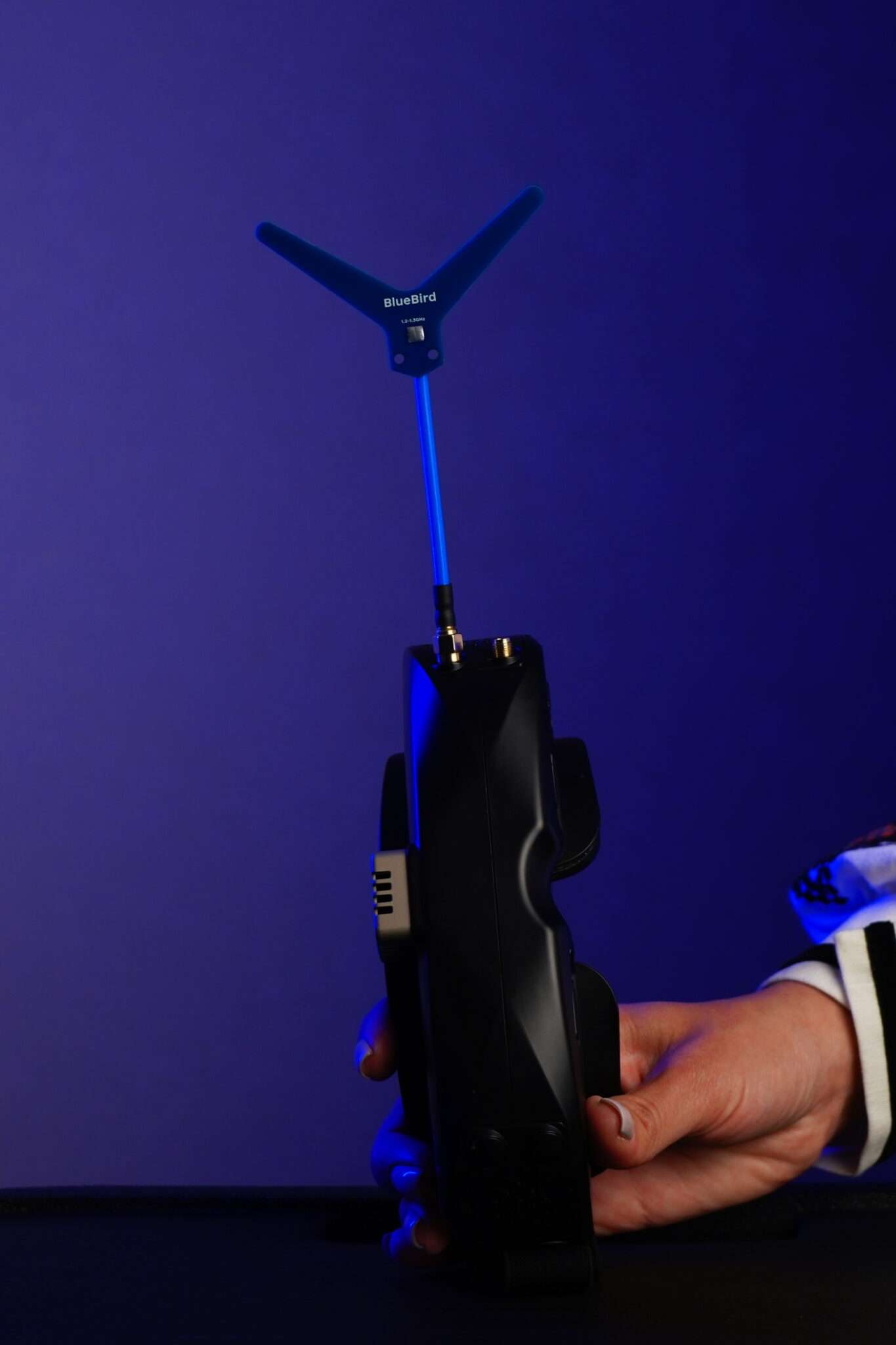 PCB VeeDip dipole antenna - for broadband solutions | BlueBird Tech